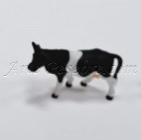 Vaca miniatura blanca y negra - Arte Pesebre